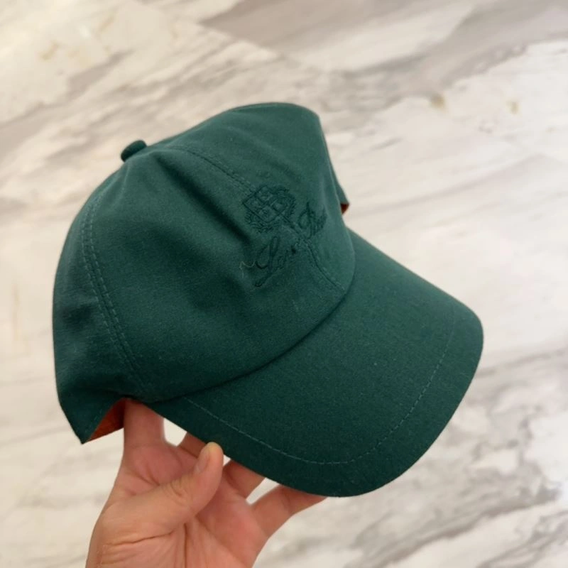 Low-cost Loro Piana Caps