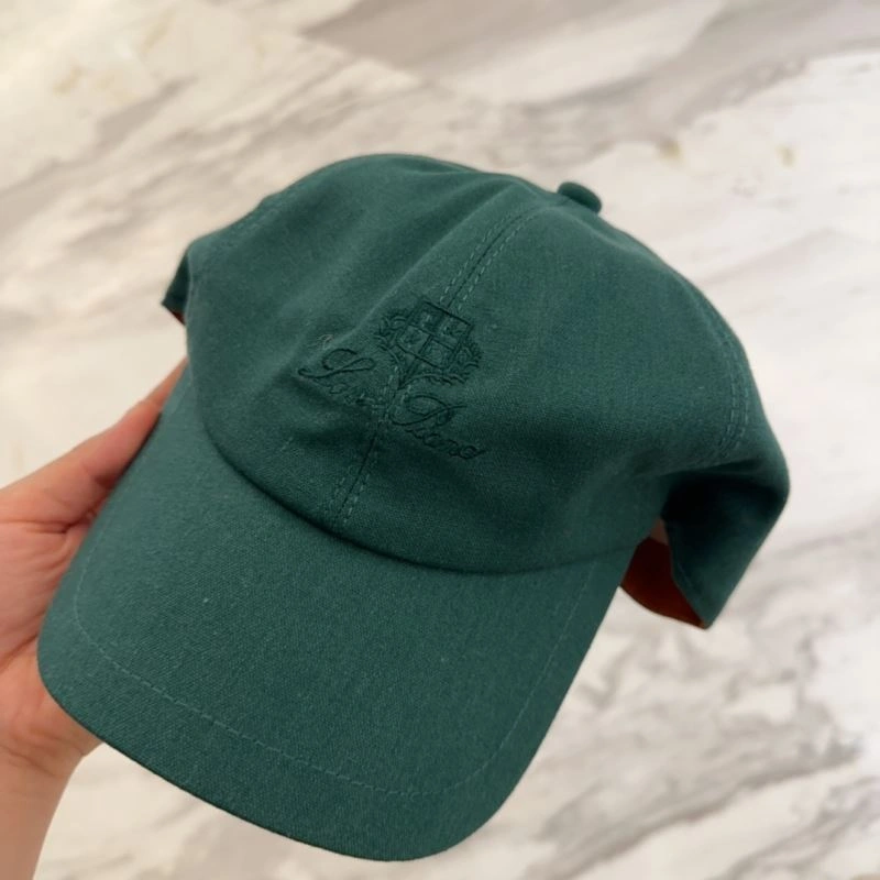 Low-cost Loro Piana Caps