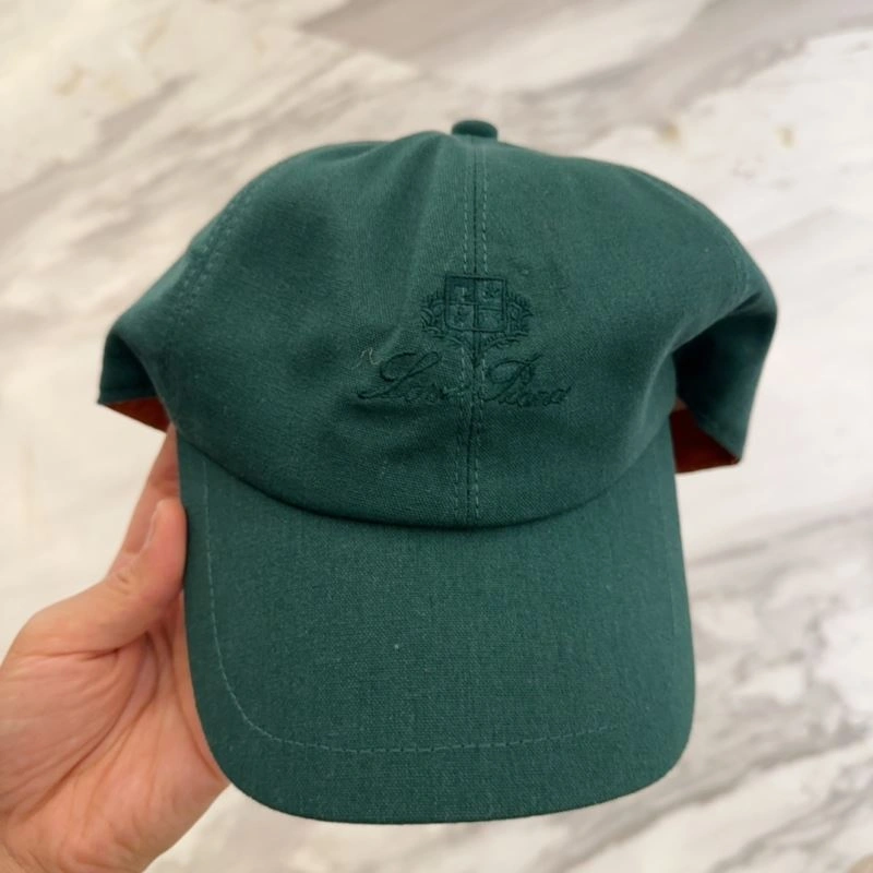 Low-cost Loro Piana Caps