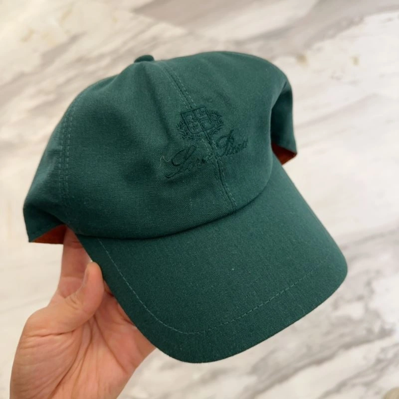 Low-cost Loro Piana Caps