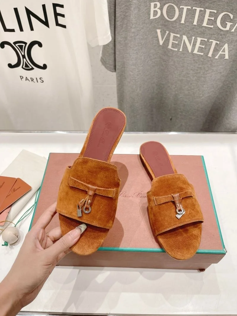 Top match Loro Piana Sandals