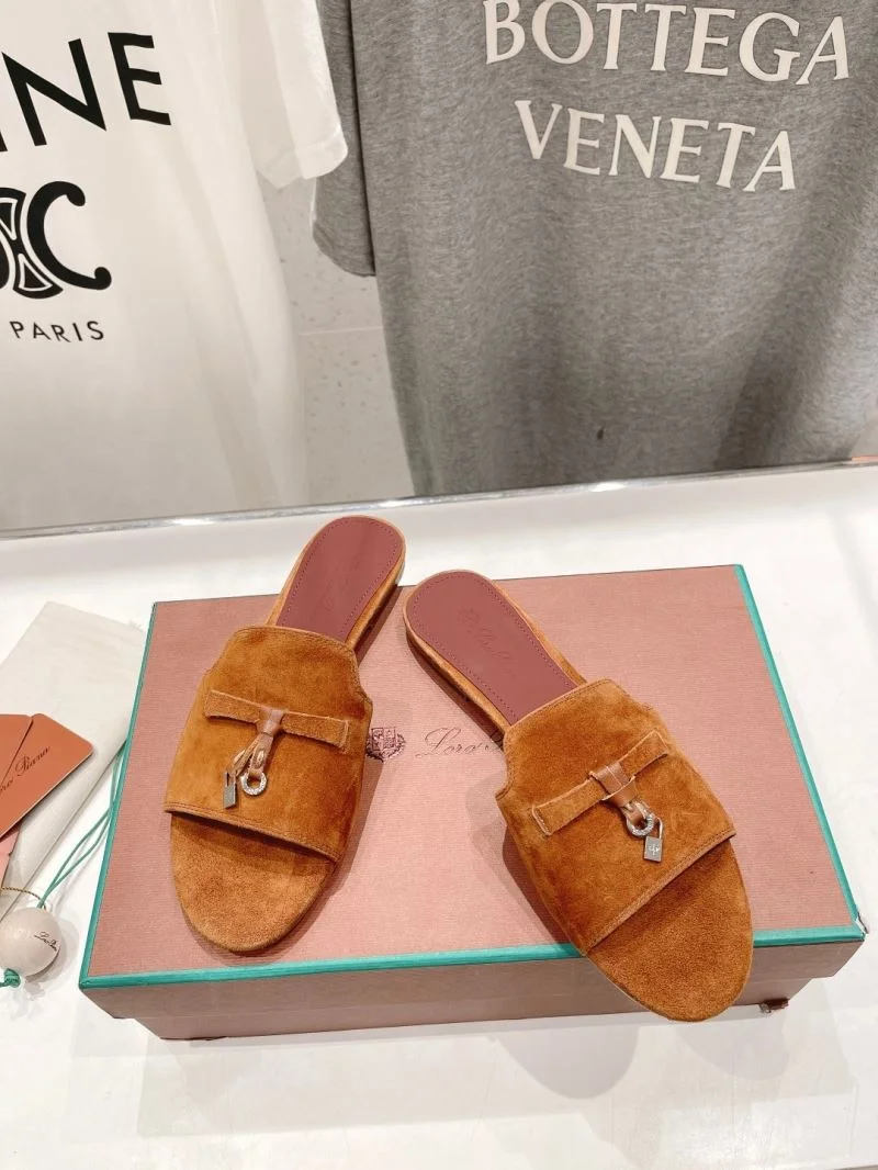 Top match Loro Piana Sandals
