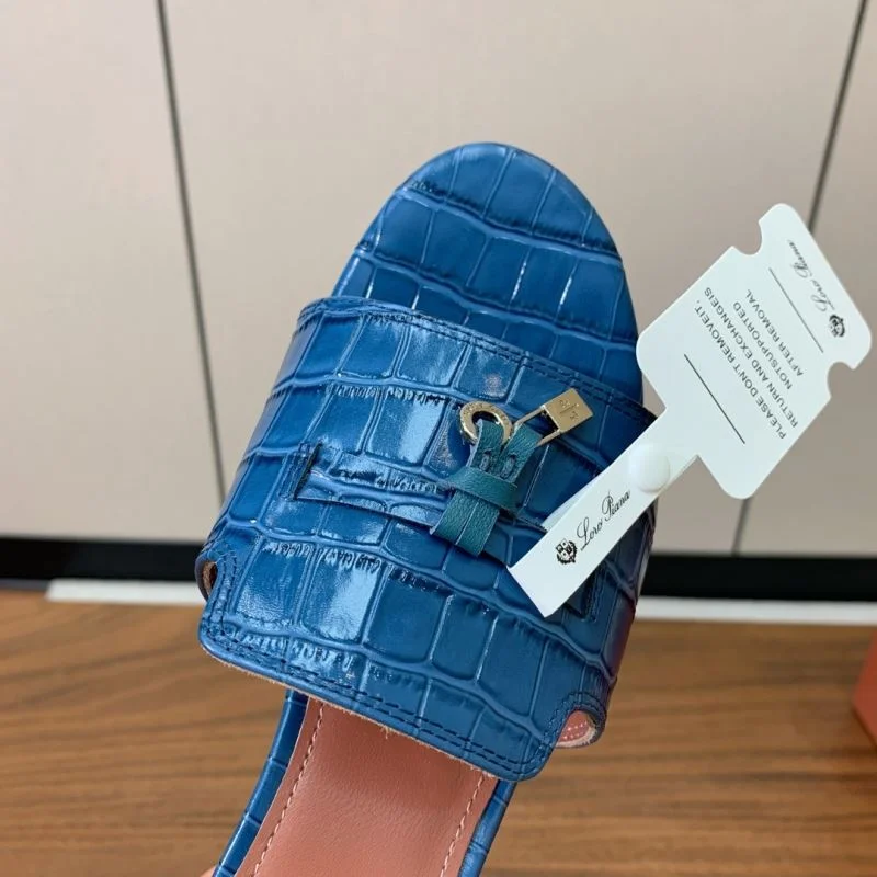 Top match Loro Piana Sandals