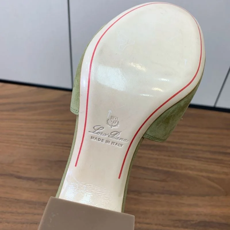 Top match Loro Piana Sandals
