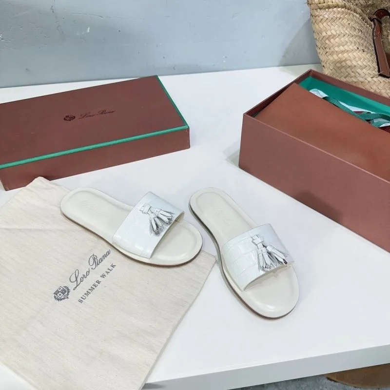 Top match Loro Piana Sandals