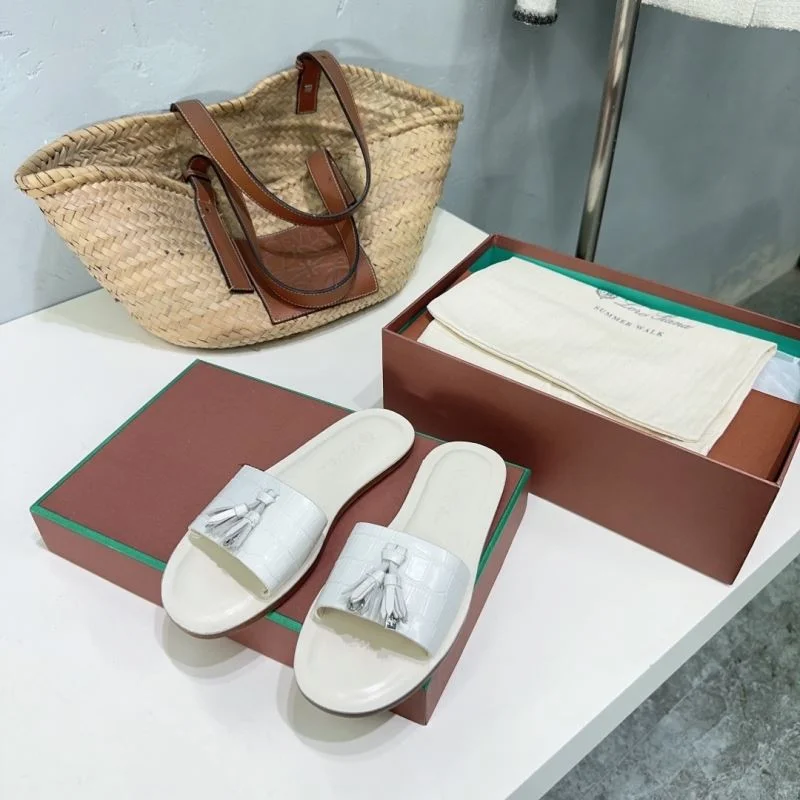 Top match Loro Piana Sandals