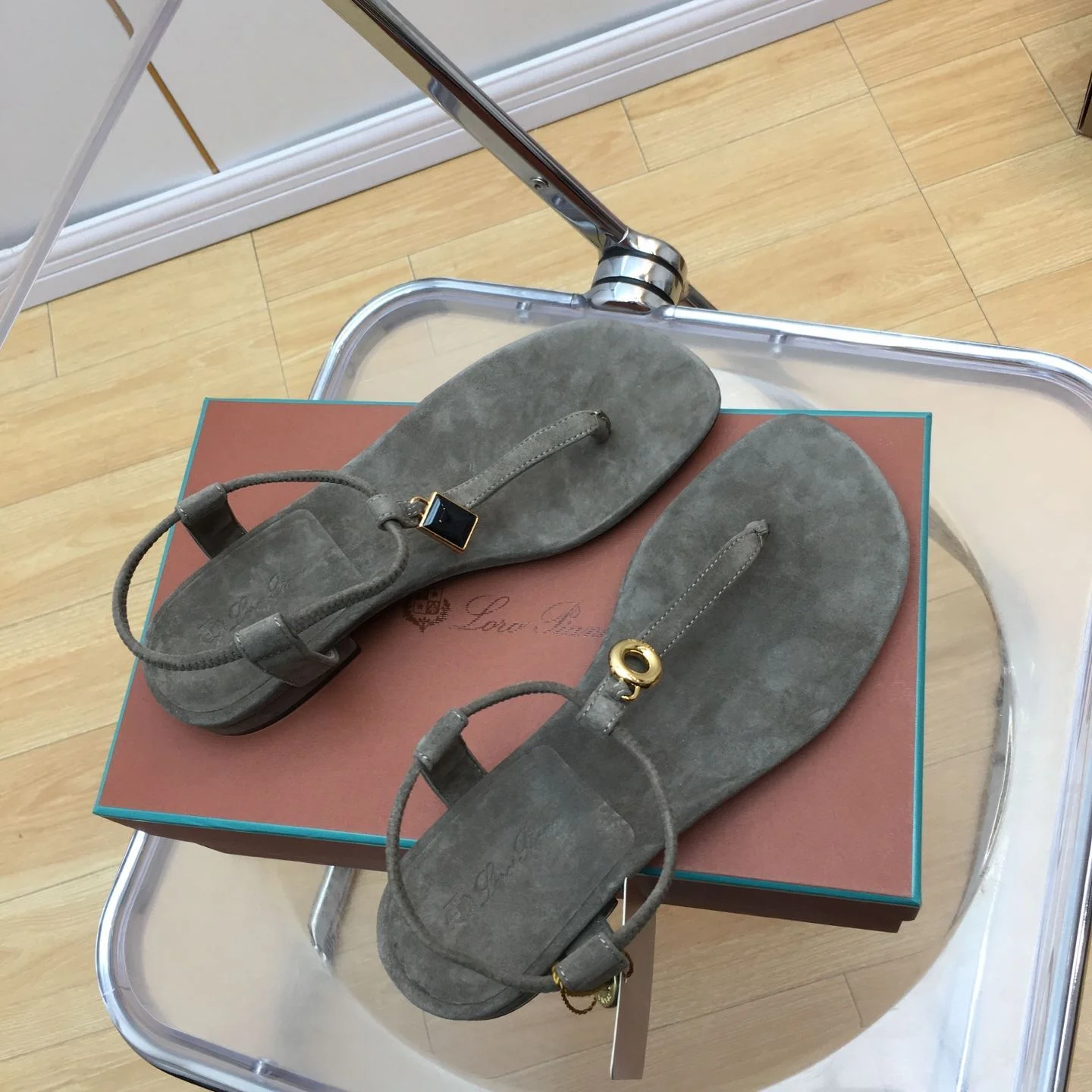Top match Loro Piana Sandals