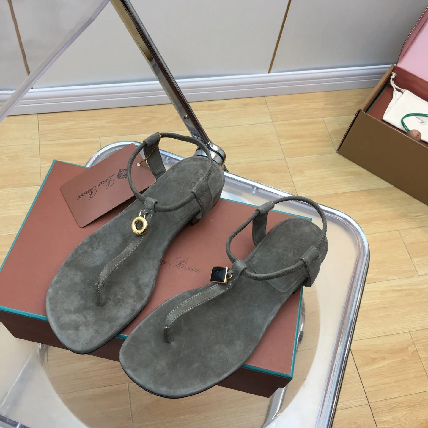 Top match Loro Piana Sandals
