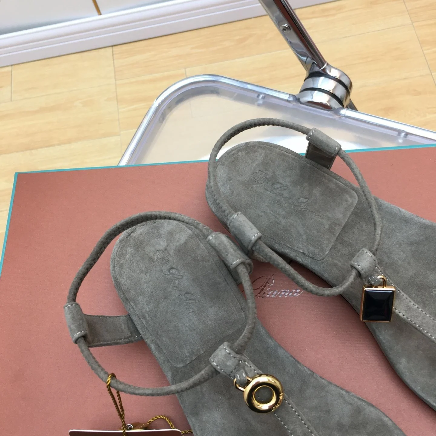 Top match Loro Piana Sandals