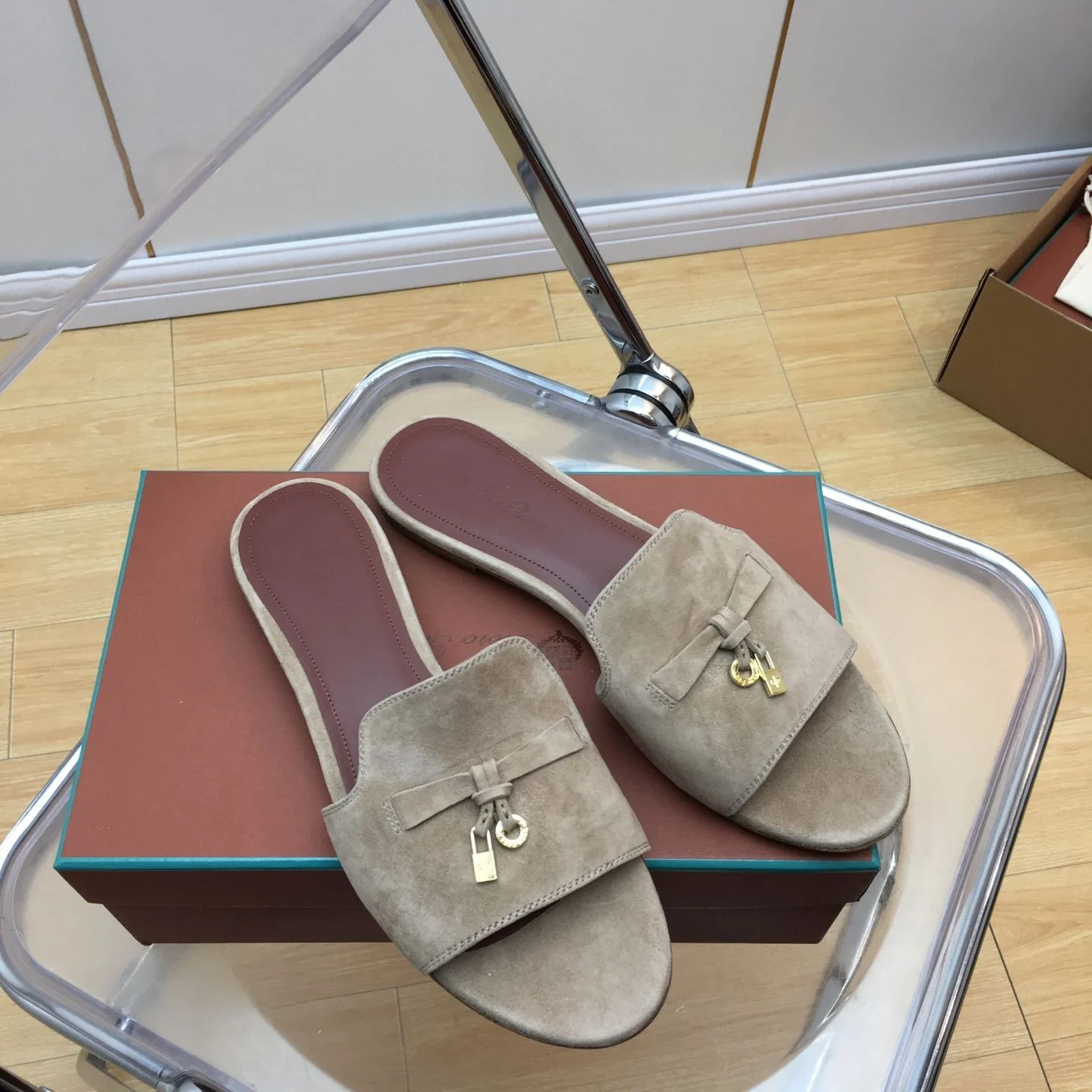 Low-cost Loro Piana Sandals
