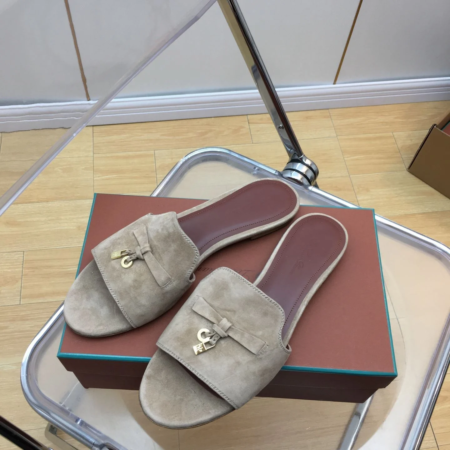 Low-cost Loro Piana Sandals