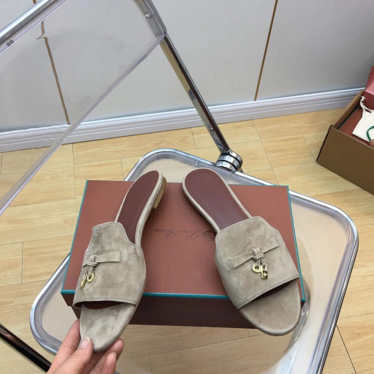 Low-cost Loro Piana Sandals