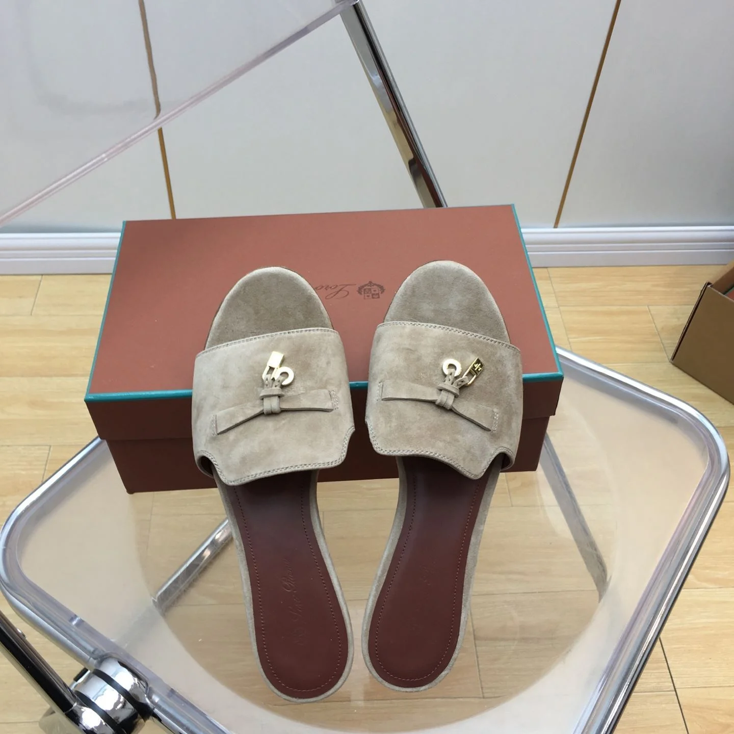 Low-cost Loro Piana Sandals