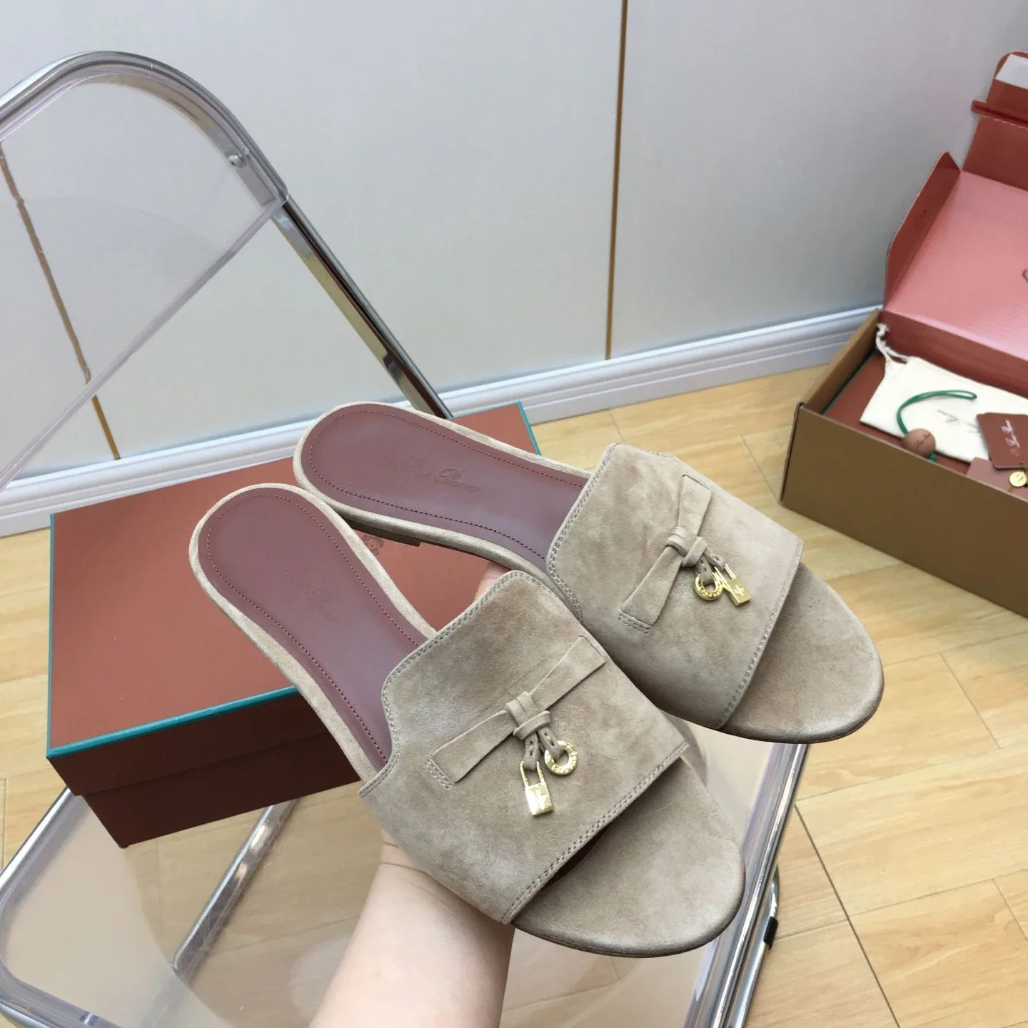 Low-cost Loro Piana Sandals
