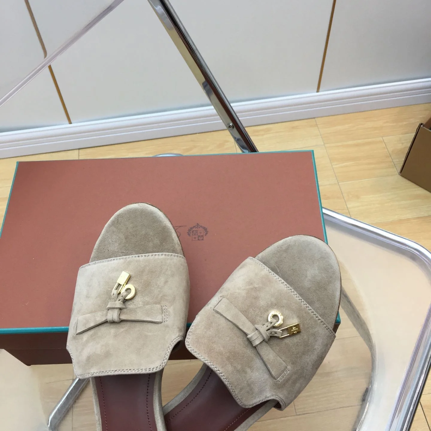 Low-cost Loro Piana Sandals