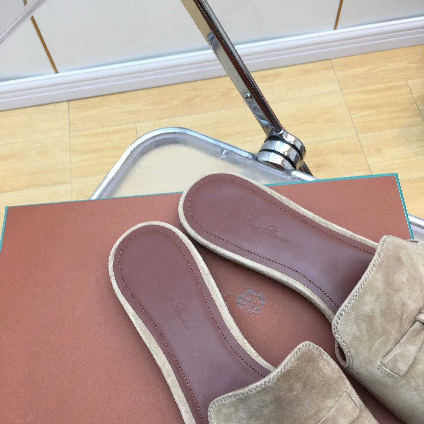 Low-cost Loro Piana Sandals