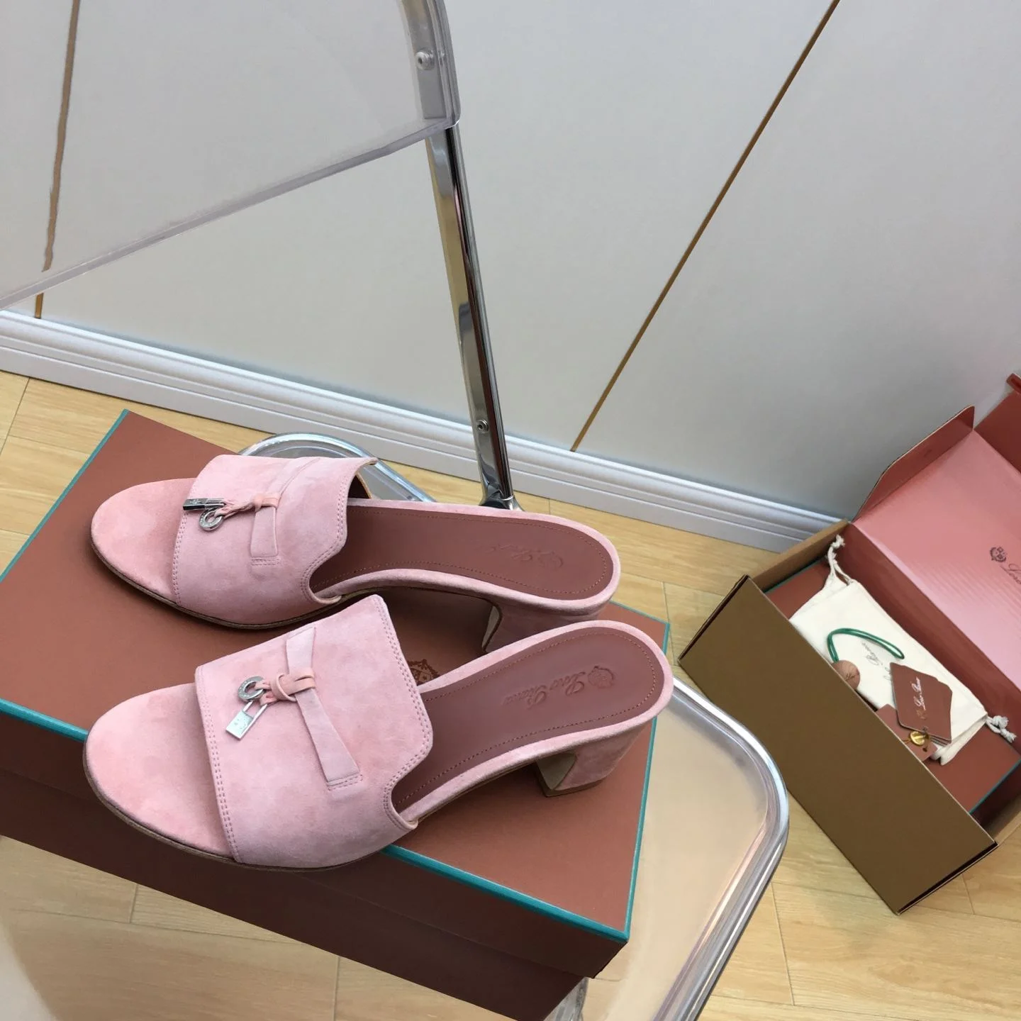 Precise copy Loro Piana Sandals