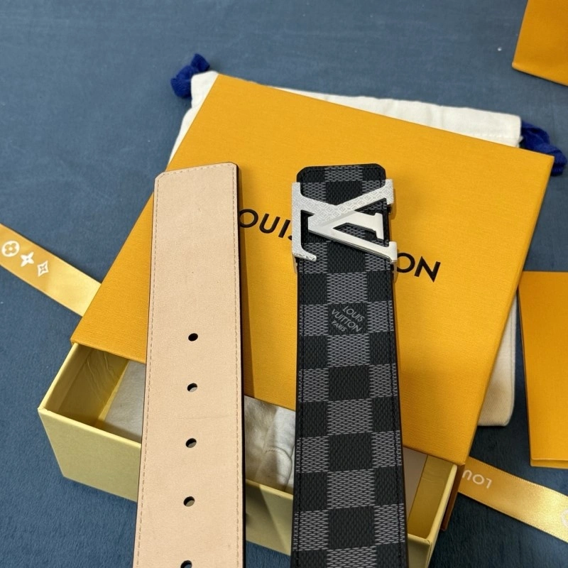 Accurate model Louis Vuitton Belts