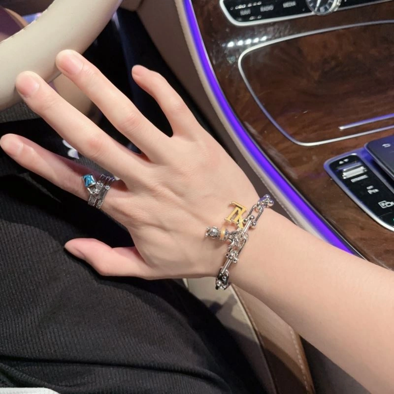 Top mirror Louis Vuitton Bracelets