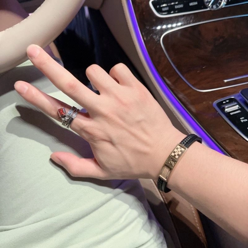 Top mirror Louis Vuitton Bracelets