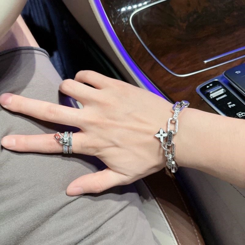 Low-cost Louis Vuitton Bracelets