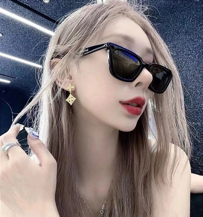 Cut-rate Louis Vuitton Brooches