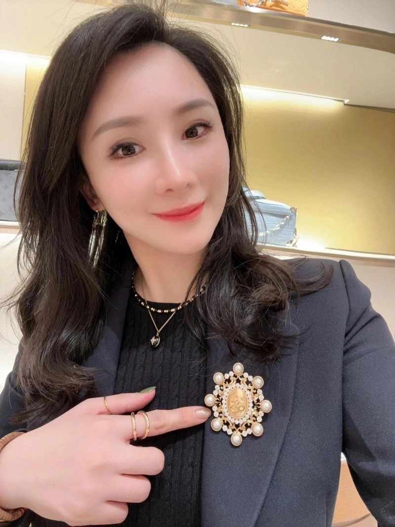 Brand-authenticated Louis Vuitton Brooches
