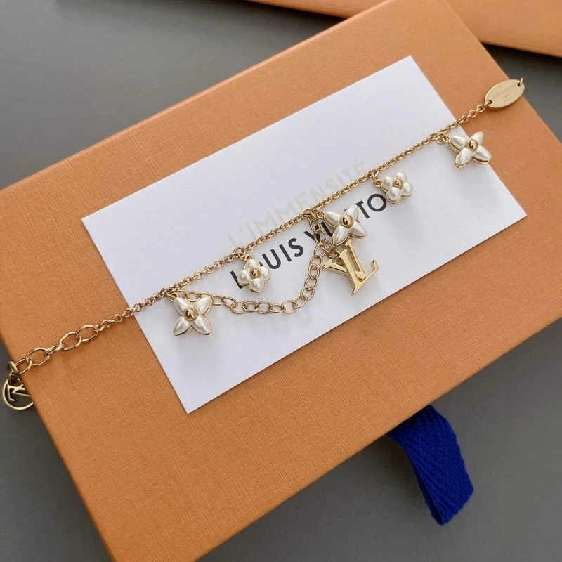 Top mirror Louis Vuitton Brooches