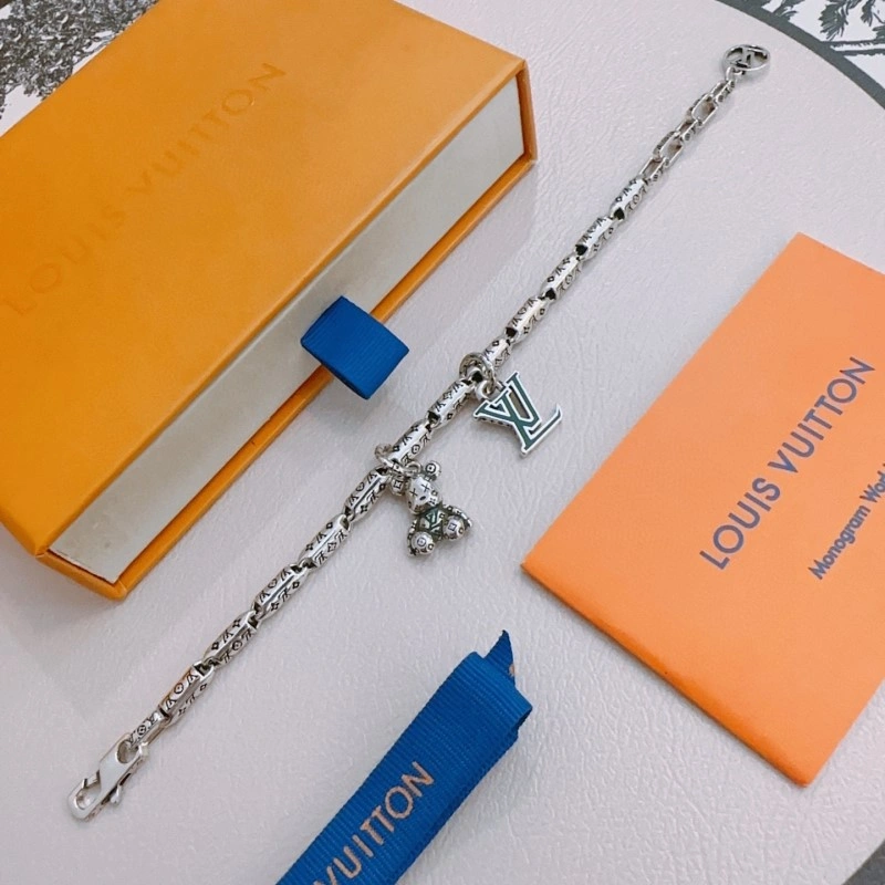 Top mirror Louis Vuitton Brooches