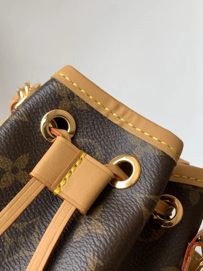 Top mirror Louis Vuitton Bucket Bags