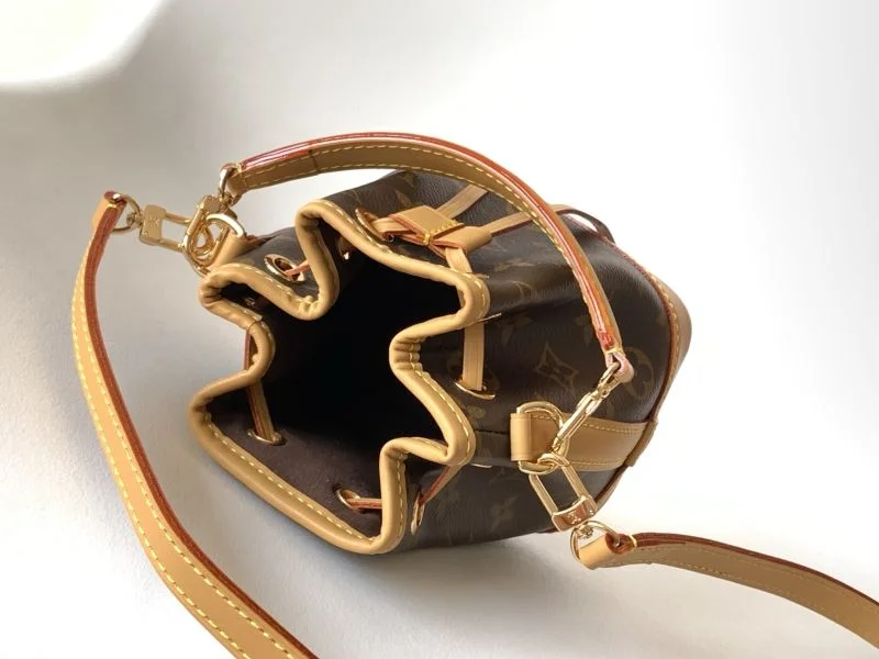 Top mirror Louis Vuitton Bucket Bags