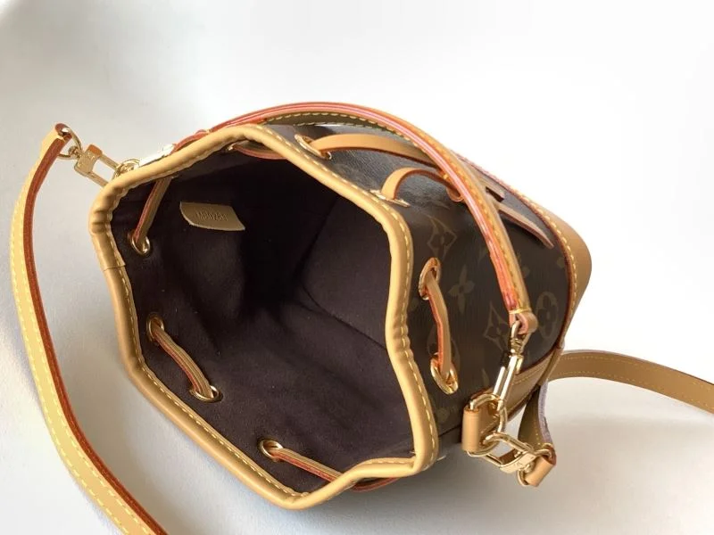 Top mirror Louis Vuitton Bucket Bags