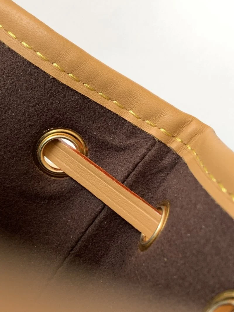 Top mirror Louis Vuitton Bucket Bags