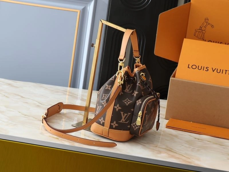 Top mirror Louis Vuitton Bucket Bags