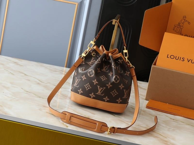 Top mirror Louis Vuitton Bucket Bags