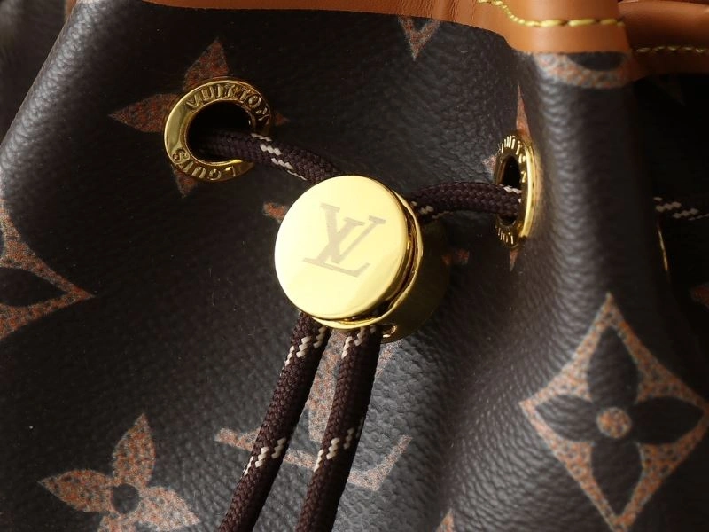 Top mirror Louis Vuitton Bucket Bags