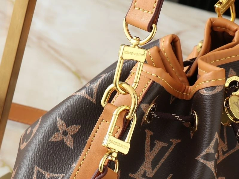 Top mirror Louis Vuitton Bucket Bags