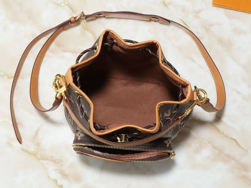 Top mirror Louis Vuitton Bucket Bags