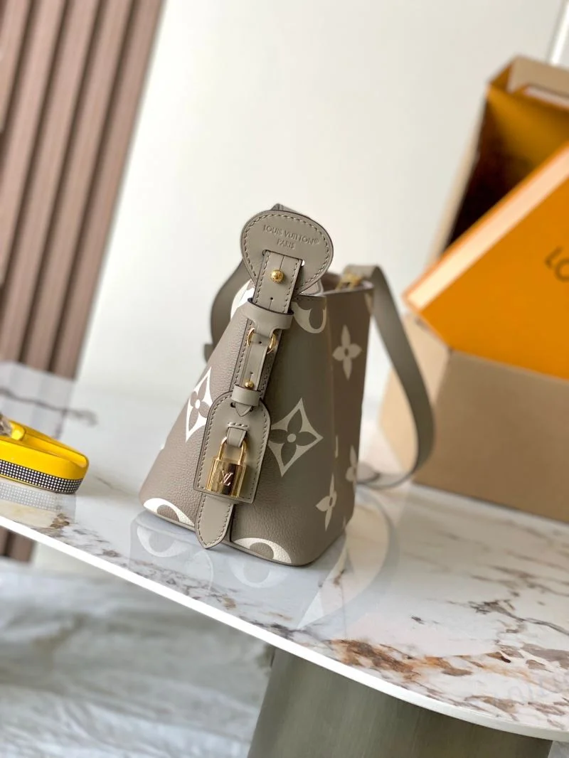 Top mirror Louis Vuitton Bucket Bags