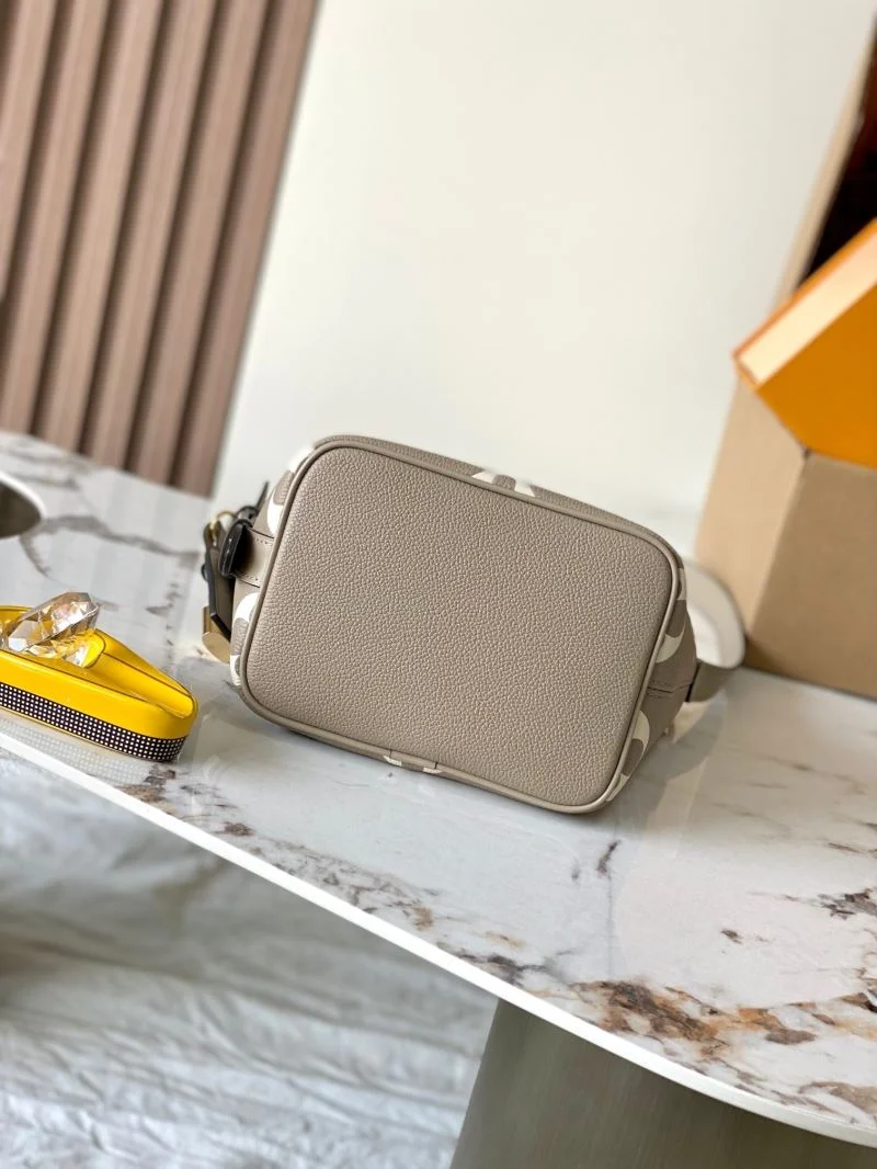 Top mirror Louis Vuitton Bucket Bags
