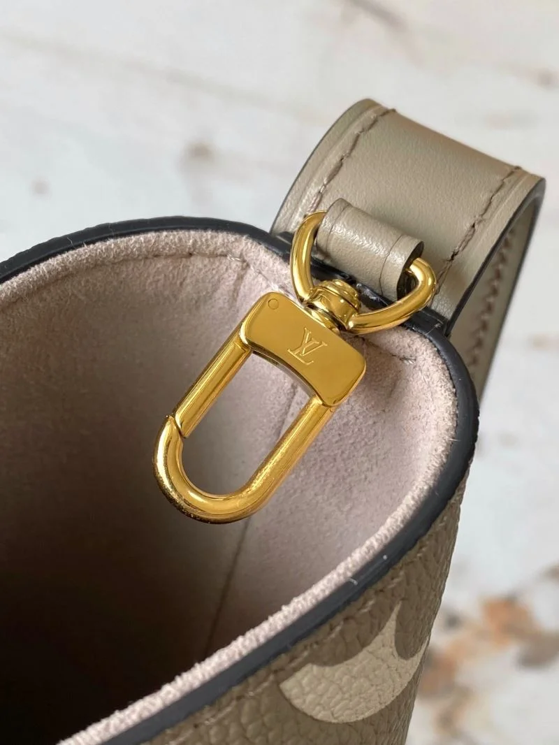 Top mirror Louis Vuitton Bucket Bags