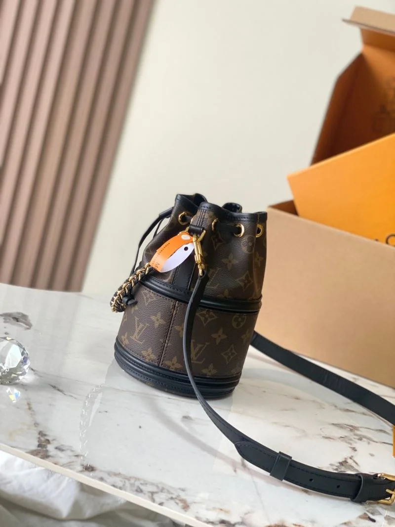 Top mirror Louis Vuitton Bucket Bags