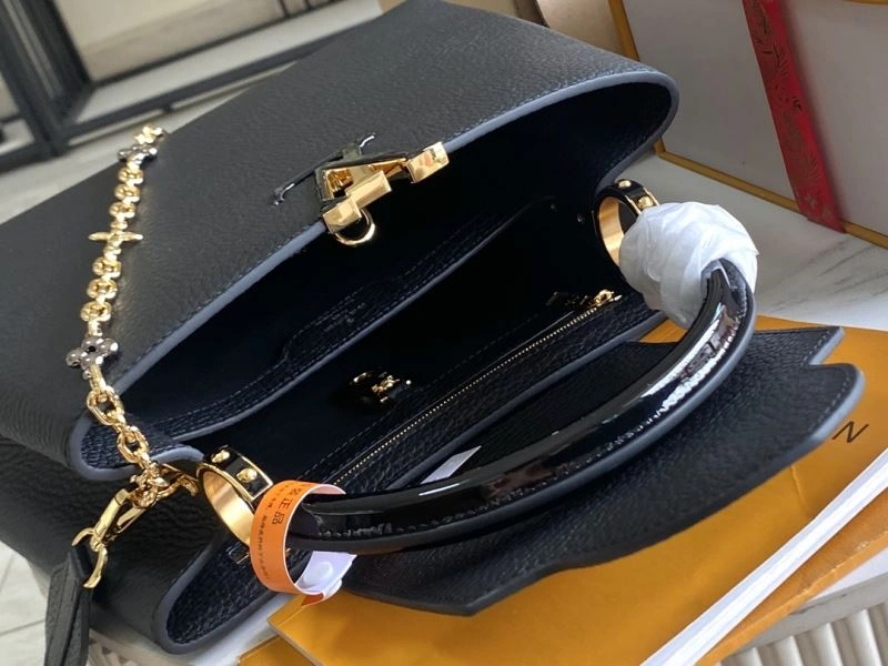 Accurate model Louis Vuitton Capucines BB Bags