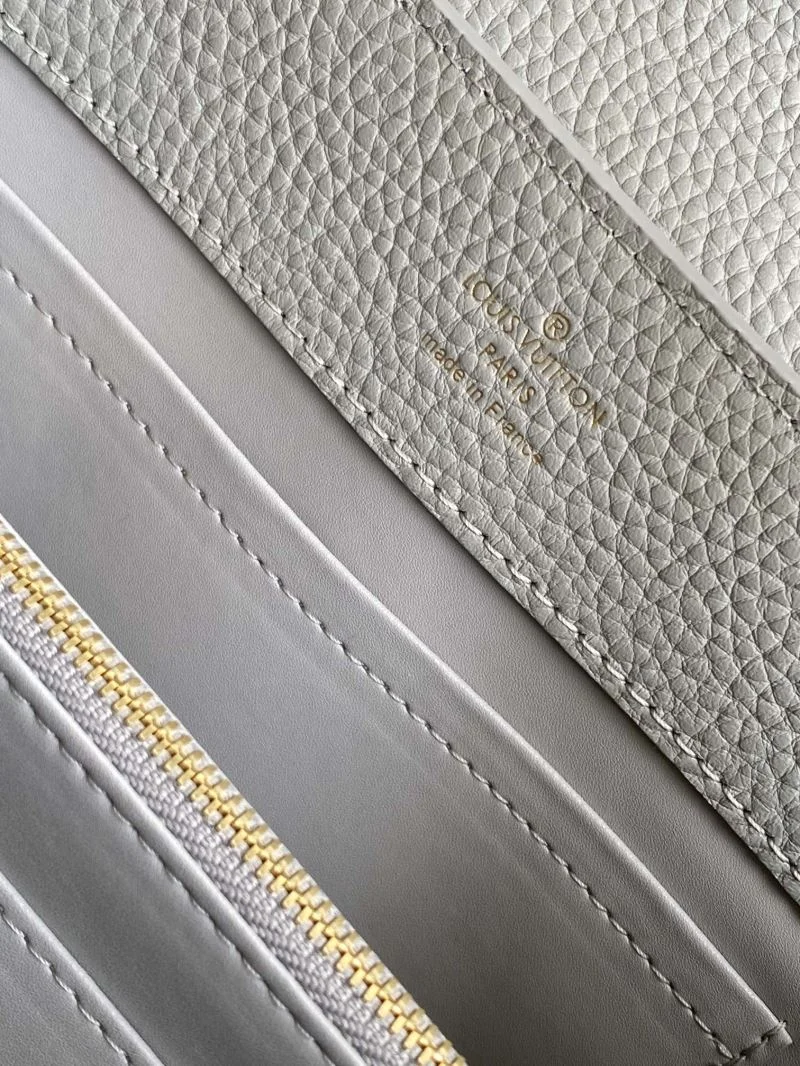 Accurate model Louis Vuitton Capucines BB Bags
