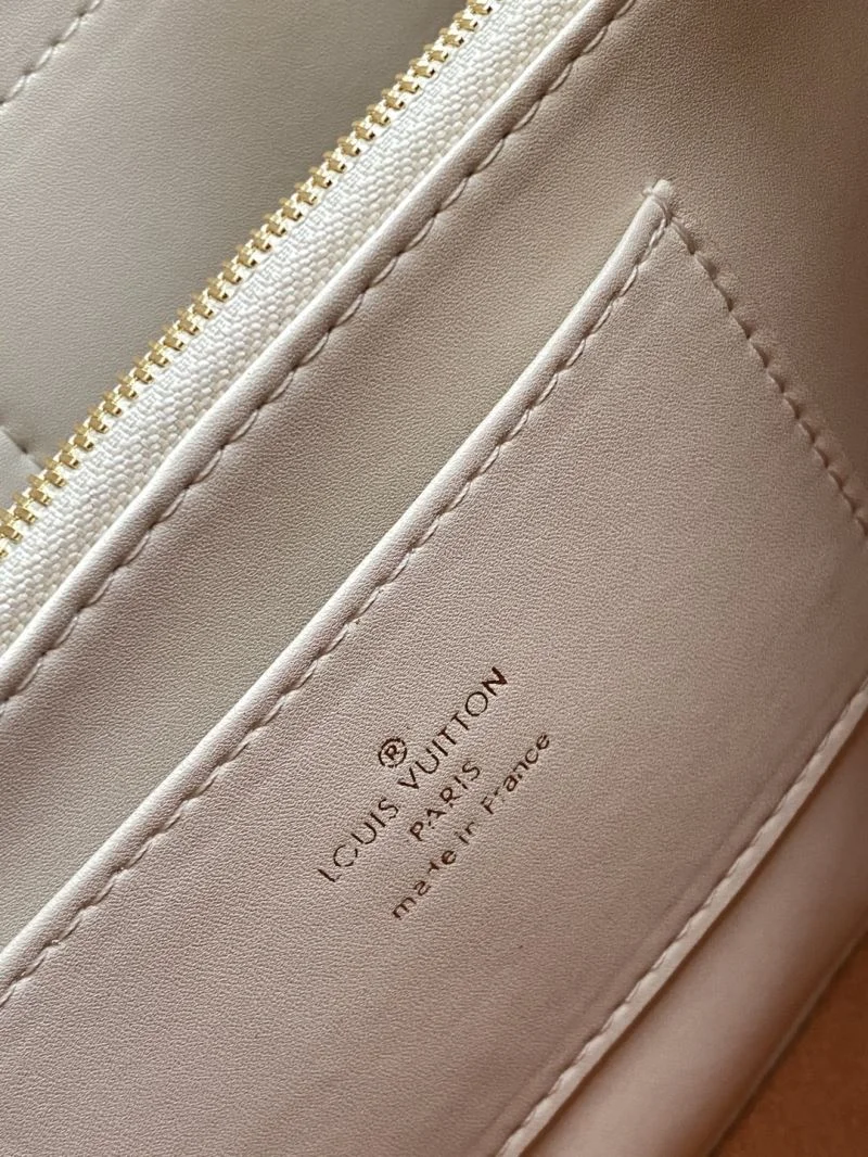 Bargain Louis Vuitton Capucines BB Bags