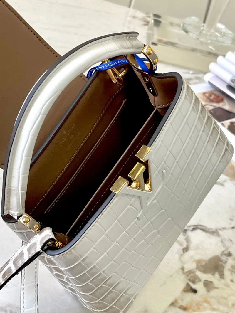 Accurate model Louis Vuitton Capucines BB Bags