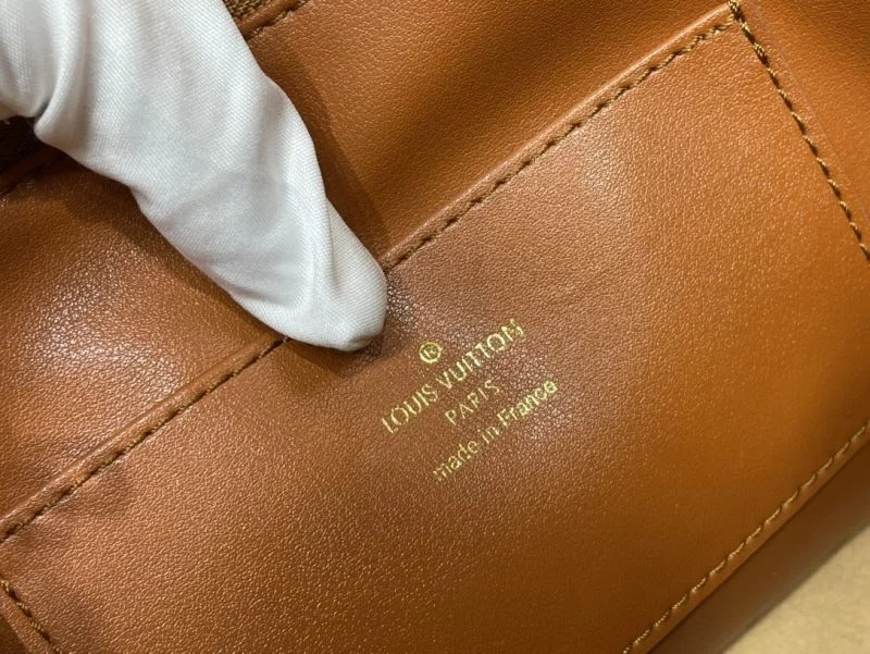 Top mirror Louis Vuitton Capucines BB Bags