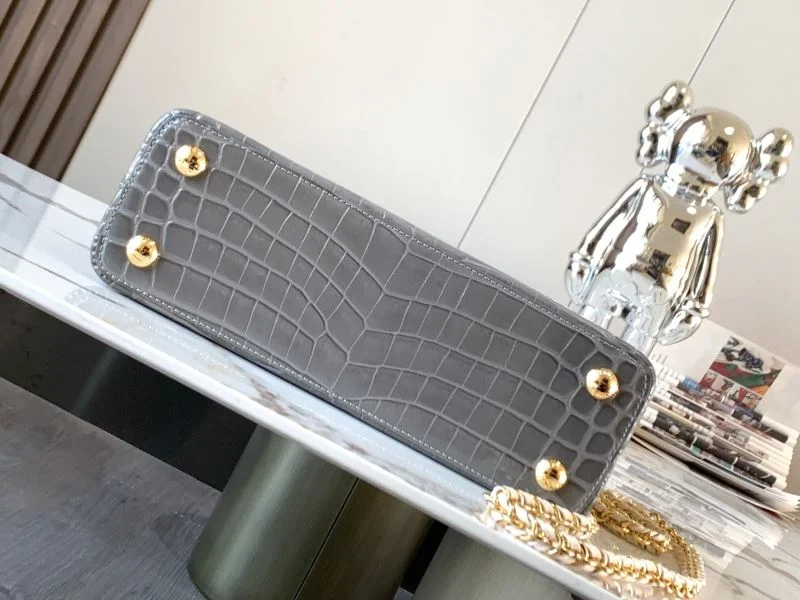 Accurate model Louis Vuitton Capucines BB Bags