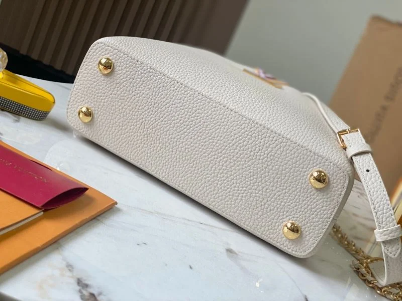 Accurate model Louis Vuitton Capucines BB Bags