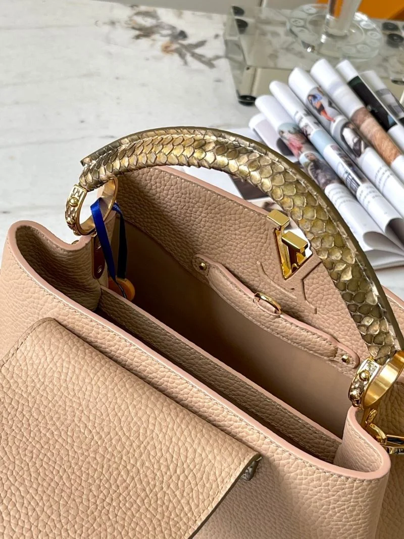 Accurate model Louis Vuitton Capucines BB Bags